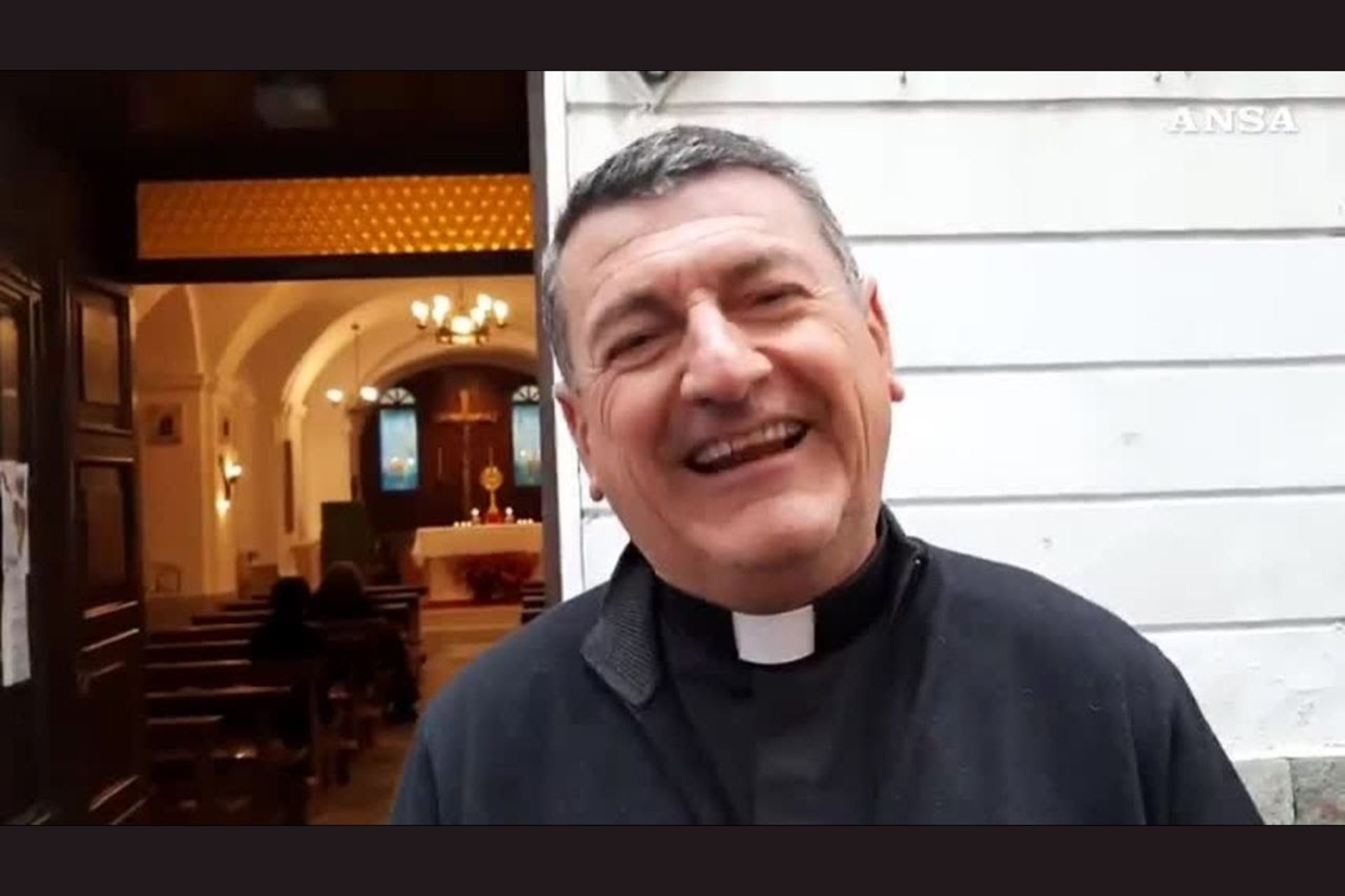 L'ex presentatore Rai che ha lasciato la TV per diventare prete