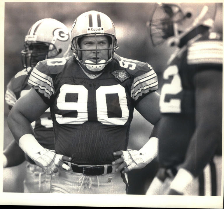 Chicago Bears legend Steve McMichael, who played one year with Packers ...