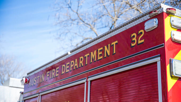 Fire destroys abandoned E Austin auto shop