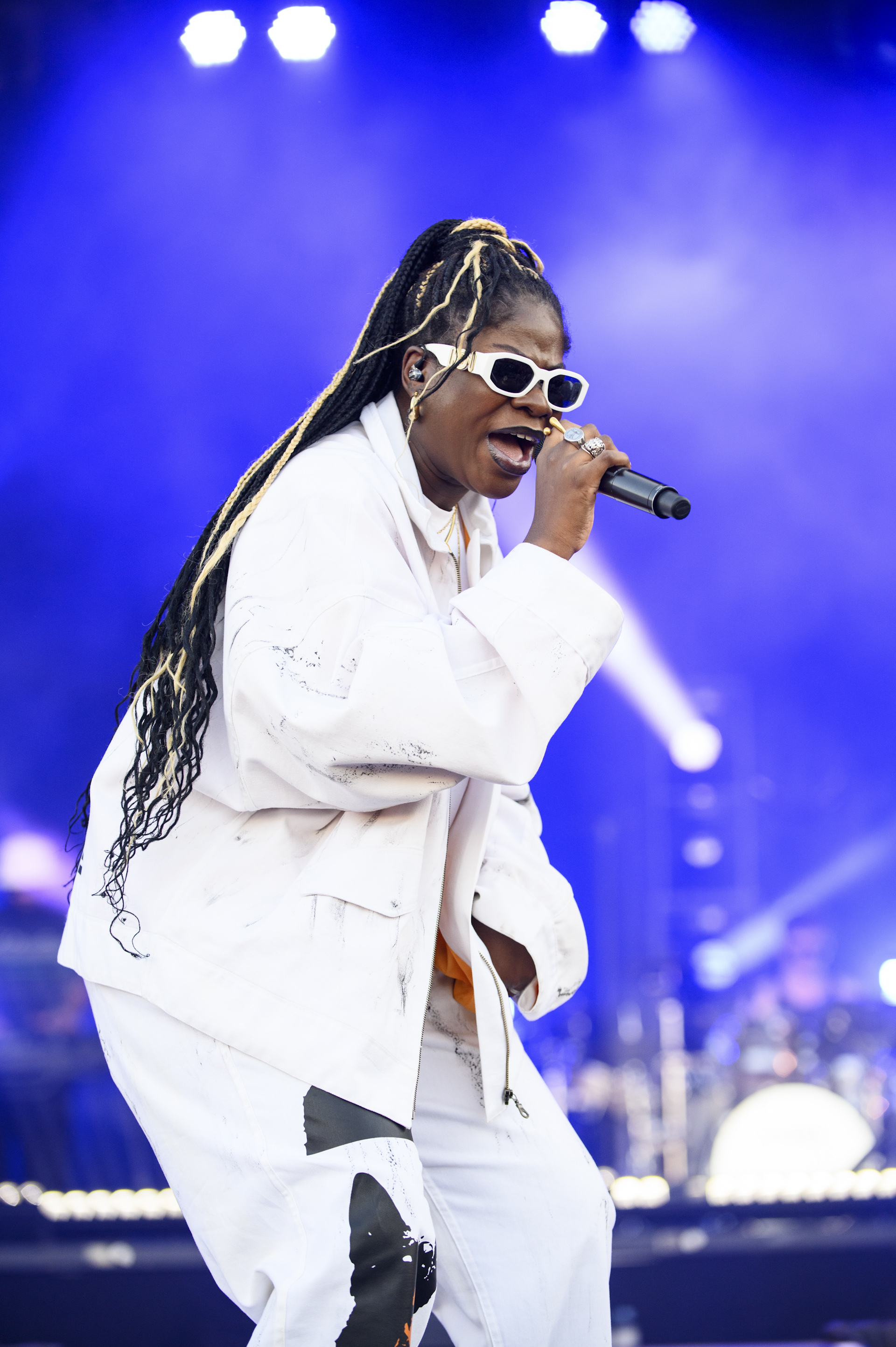 Coely met le feu au festival