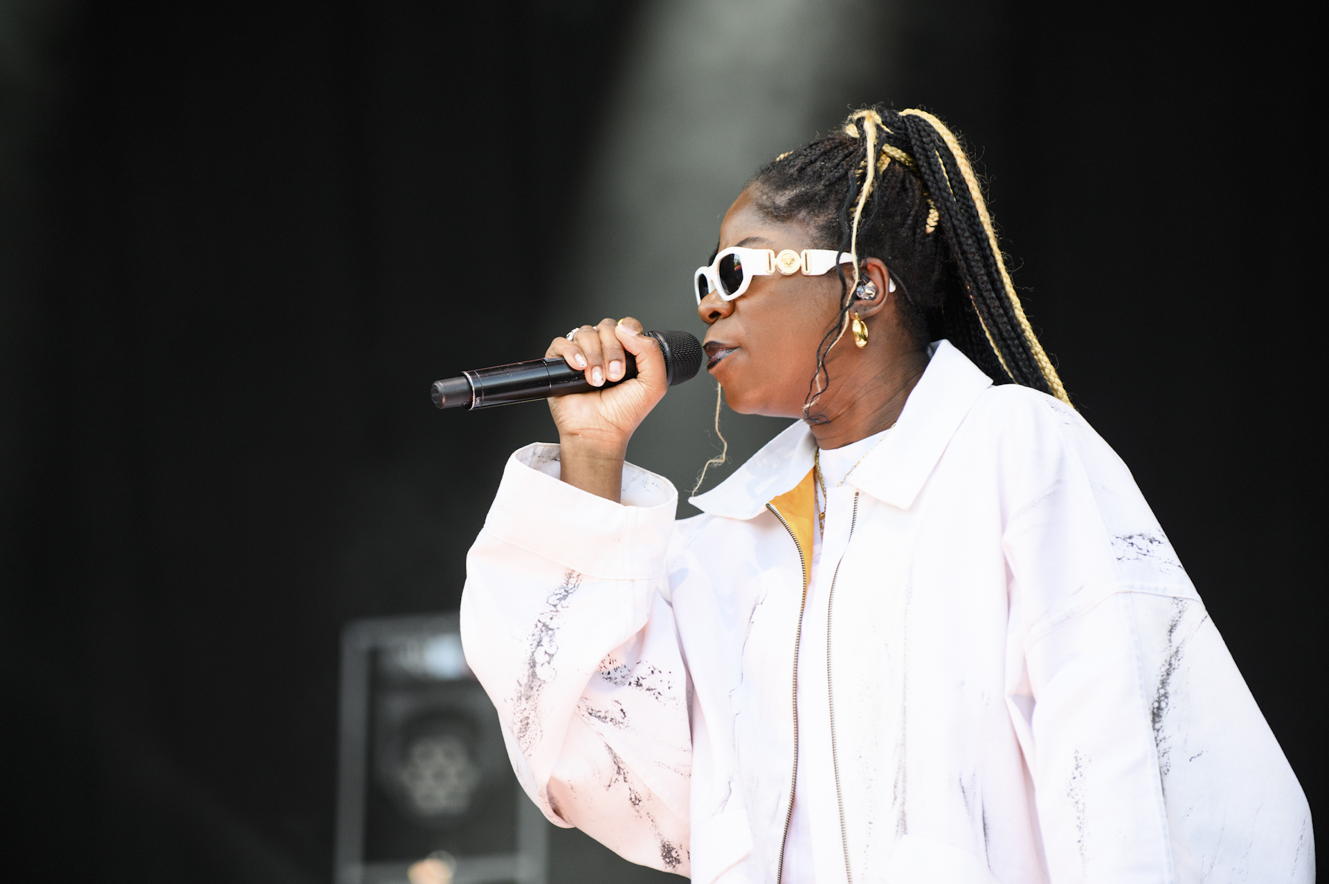 Coely met le feu au festival