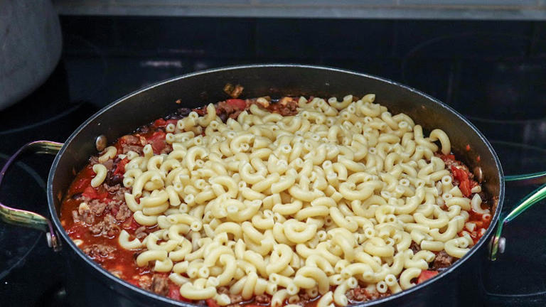 American Goulash Is Made With Ground Beef, Tomatoes, And Macaroni In A ...
