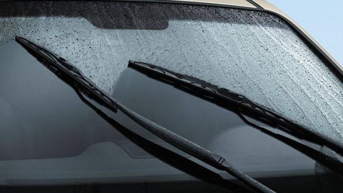 Disapu Wiper Kaca Mobil Malah Buram Saat Hujan, Ini Penyebabnya