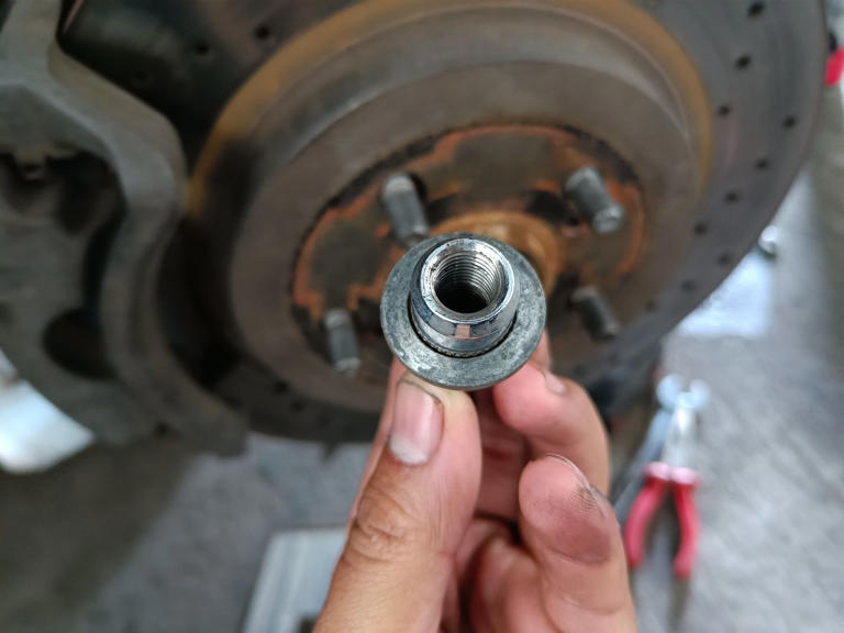 Ini Bahaya di Balik Mengencangkan Baut Roda Bekas Mobil yang Berlebihan