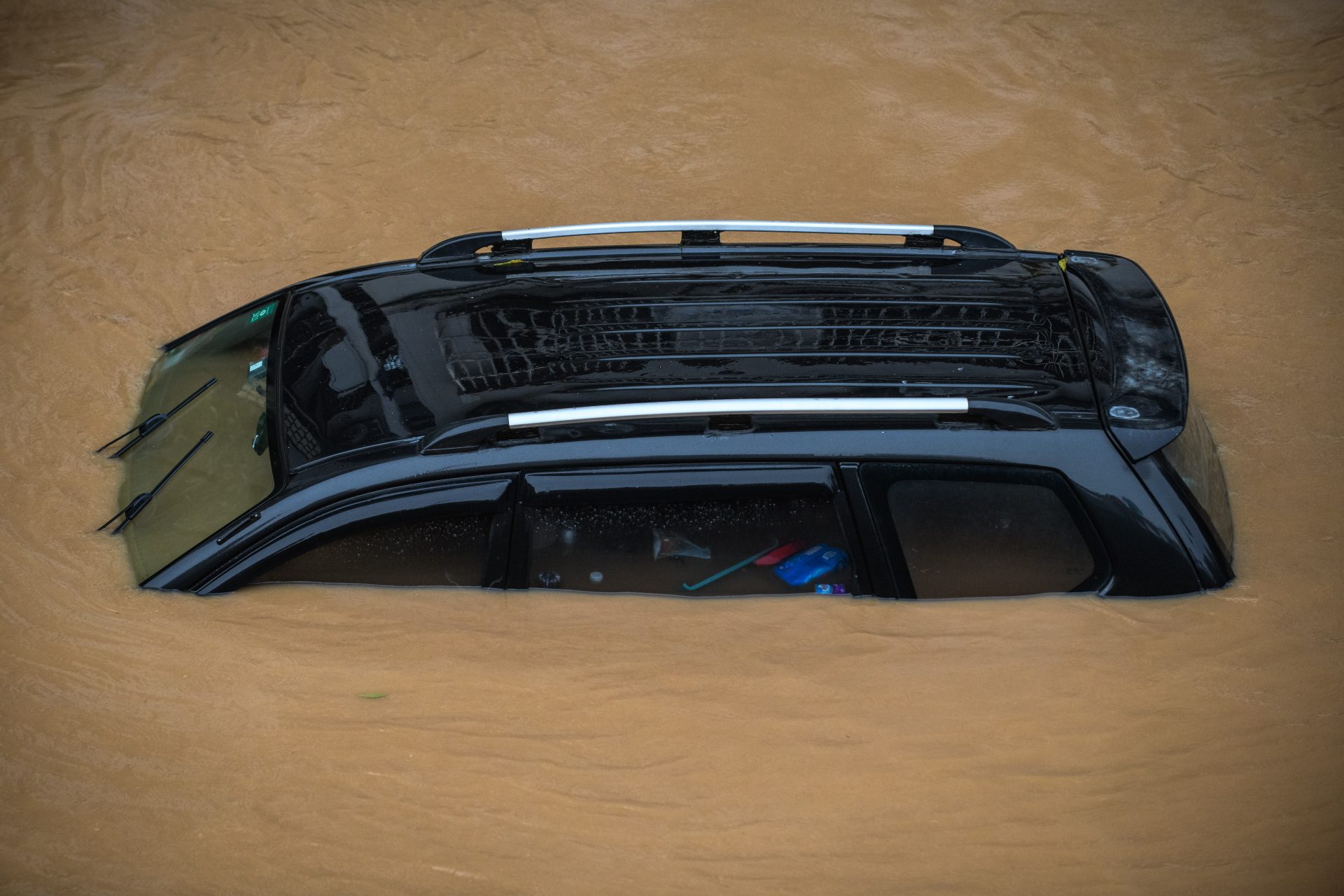 How to escape from a sinking car