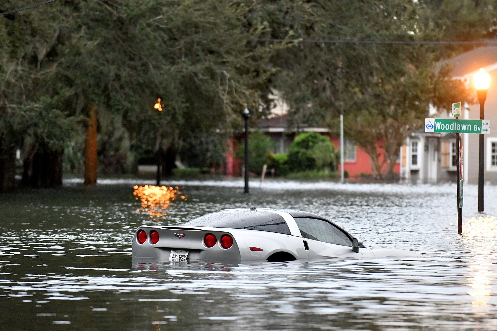 How to escape from a sinking car