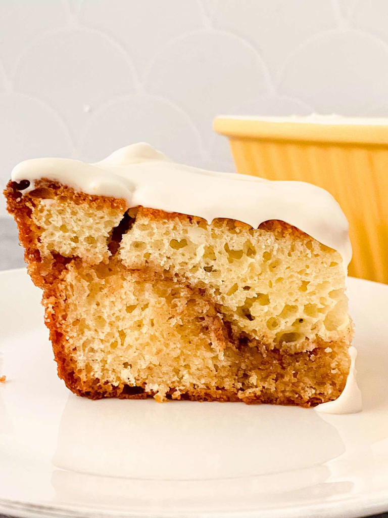 Easy and Delicious Honey Bun Cake Recipe