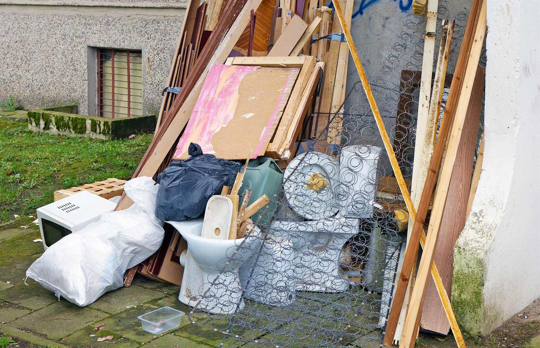 What actually goes in a skip? 12 things you can throw away and 6 you ...