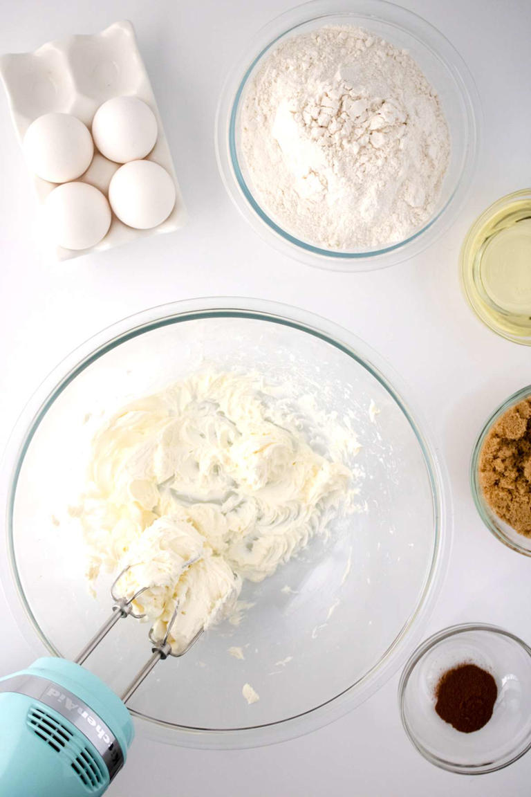 Easy and Delicious Honey Bun Cake Recipe