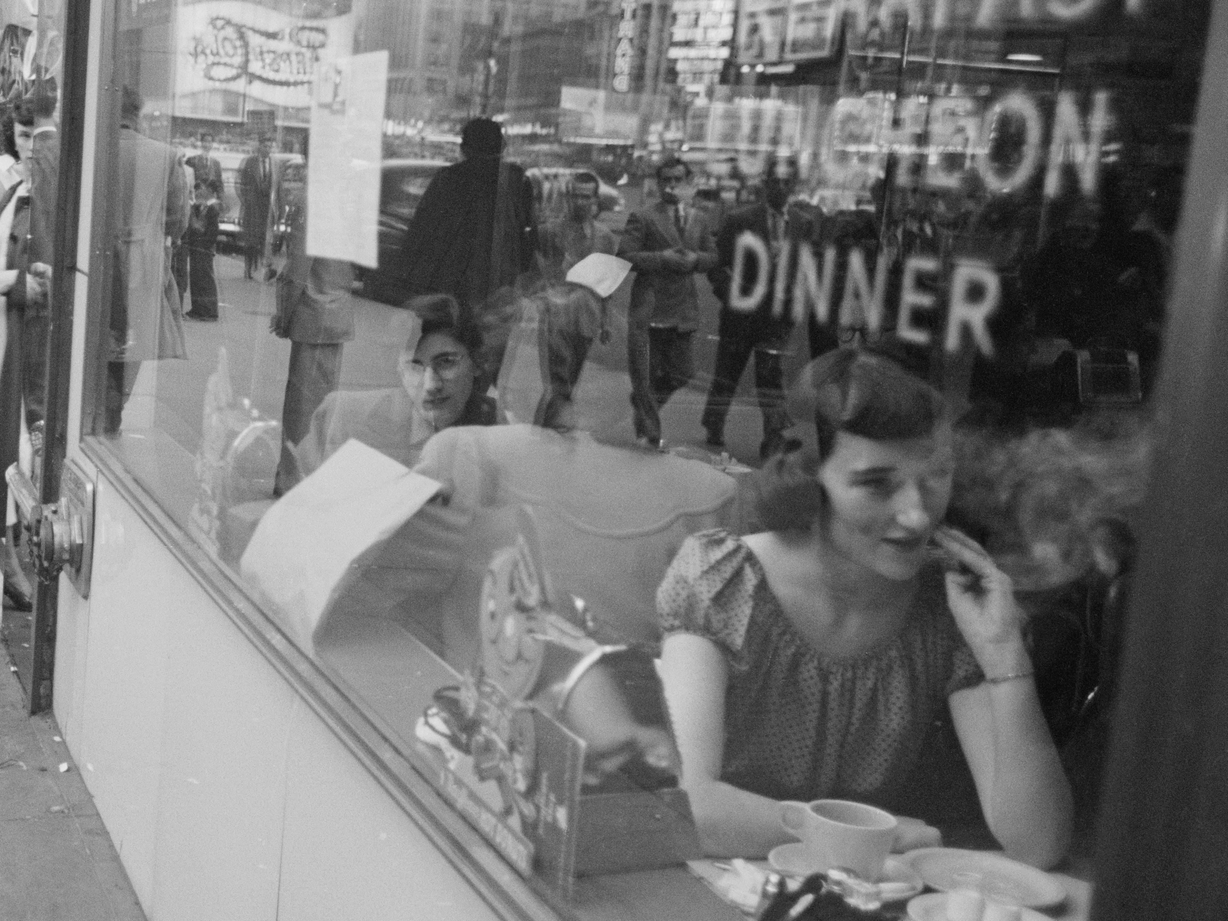 Vintage photos show what it was like to eat at a diner in the 1950s