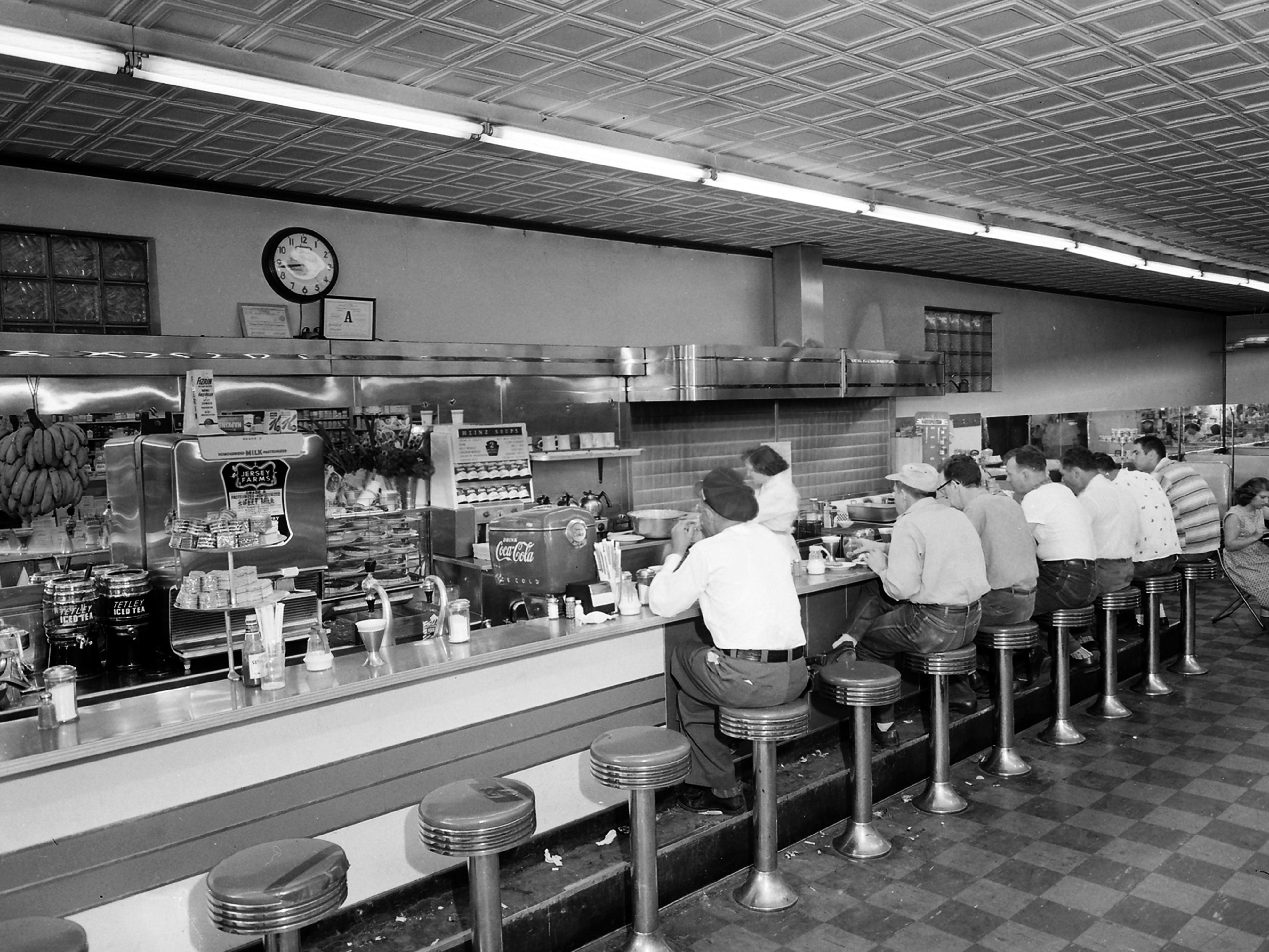 Vintage photos show what it was like to eat at a diner in the 1950s