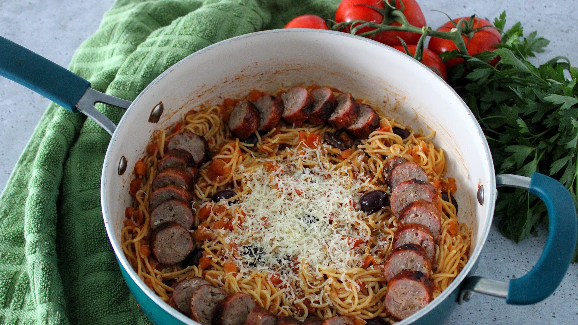 A Gourmet Pasta Dish Is Made Easily With This Fresh Tomato Pasta And ...