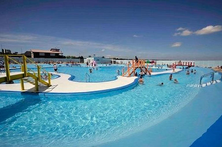 Medway’s refreshing riverside lido with crazy golf, play park and train ...
