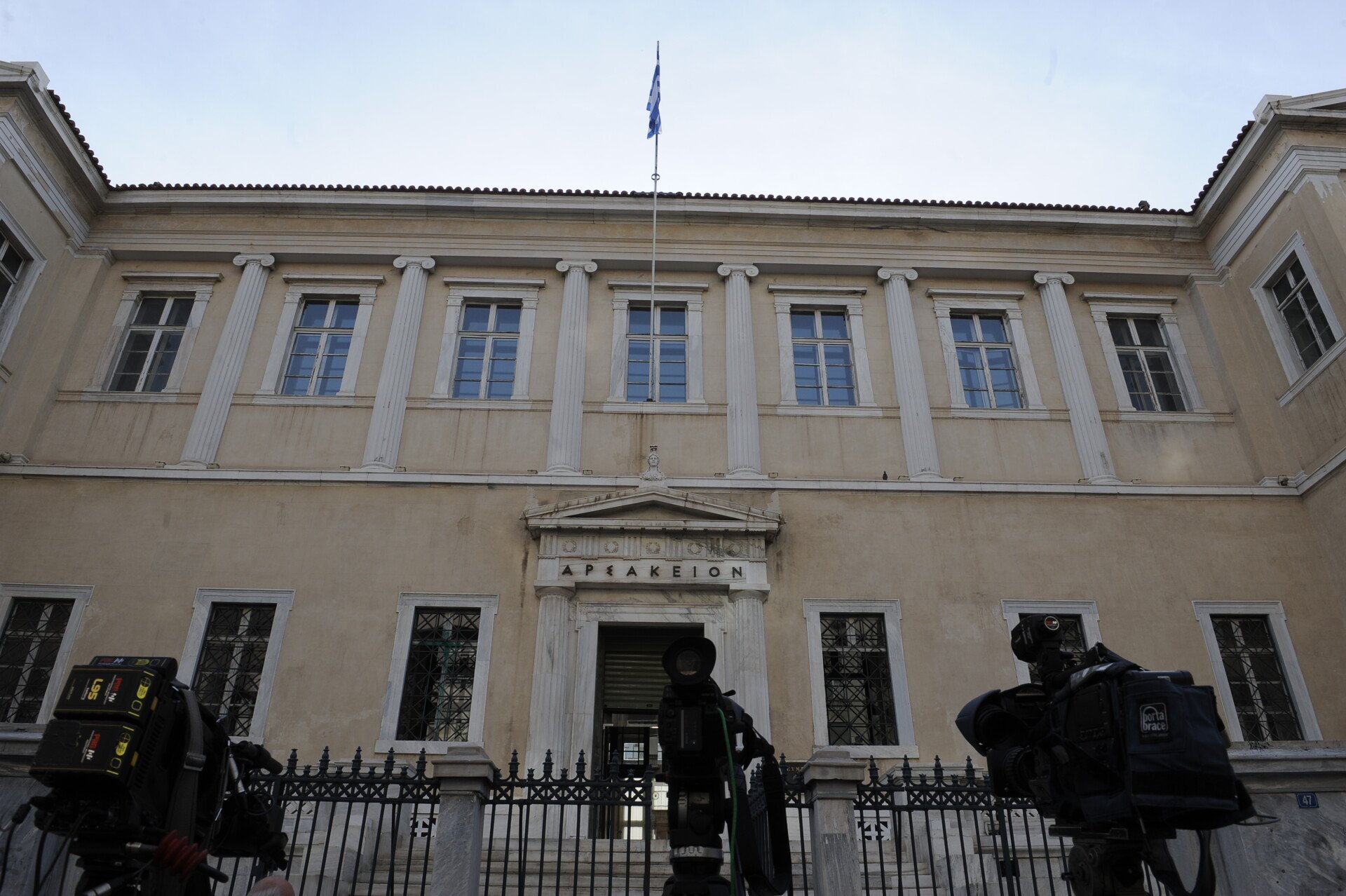 Επαναφορά 13ου και 14ου μισθού στο Δημόσιο: Κρίνεται σήμερα στο ΣτΕ ...