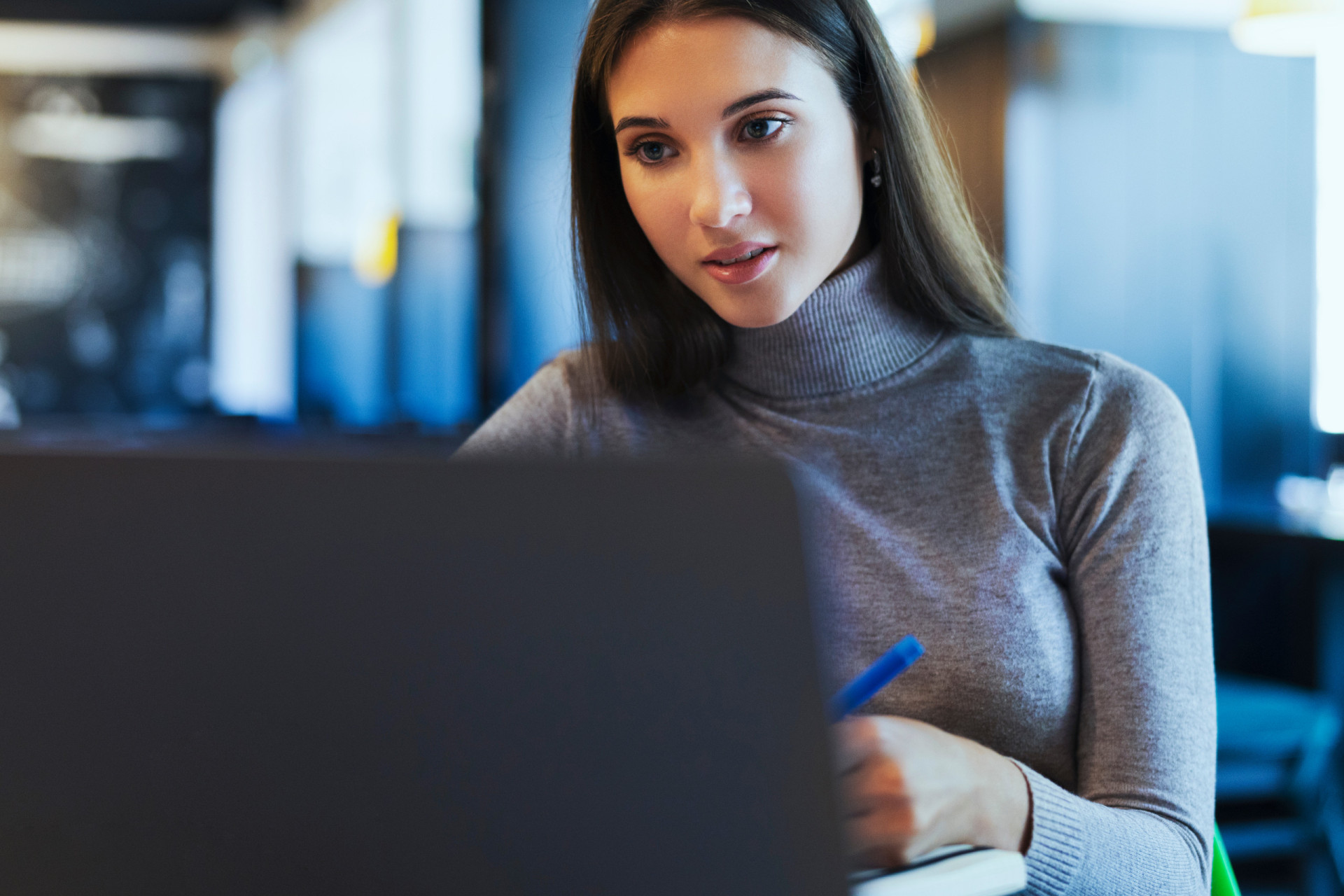 How to differentiate a real person from an AI-generated image