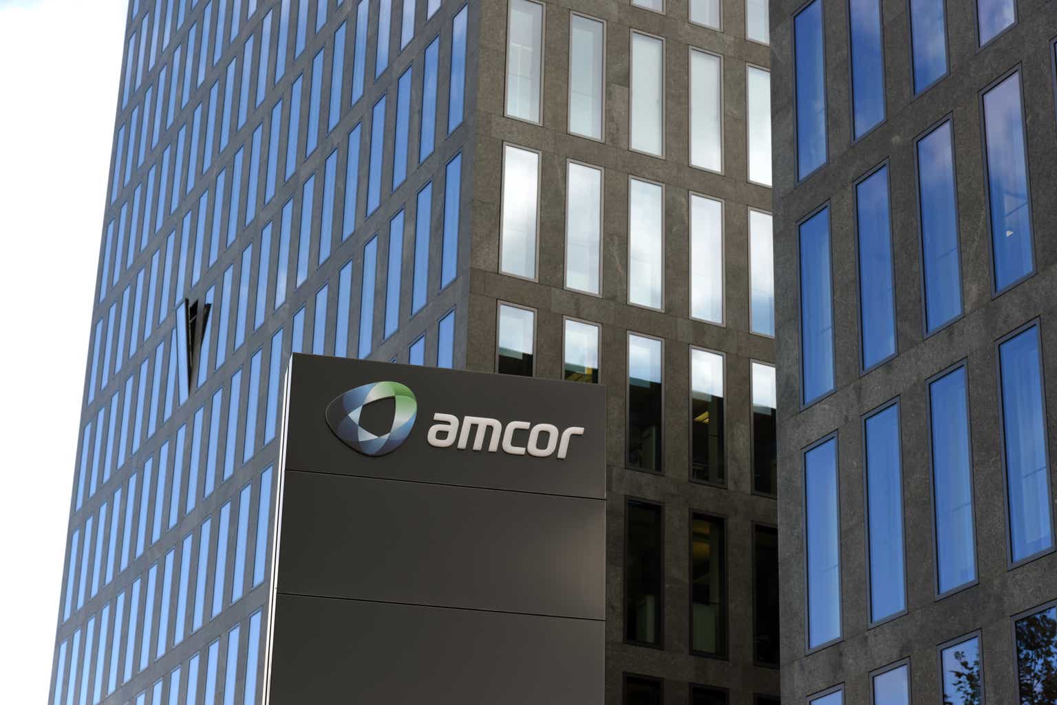 Amcor exploring JV for North American drinks packaging unit - report