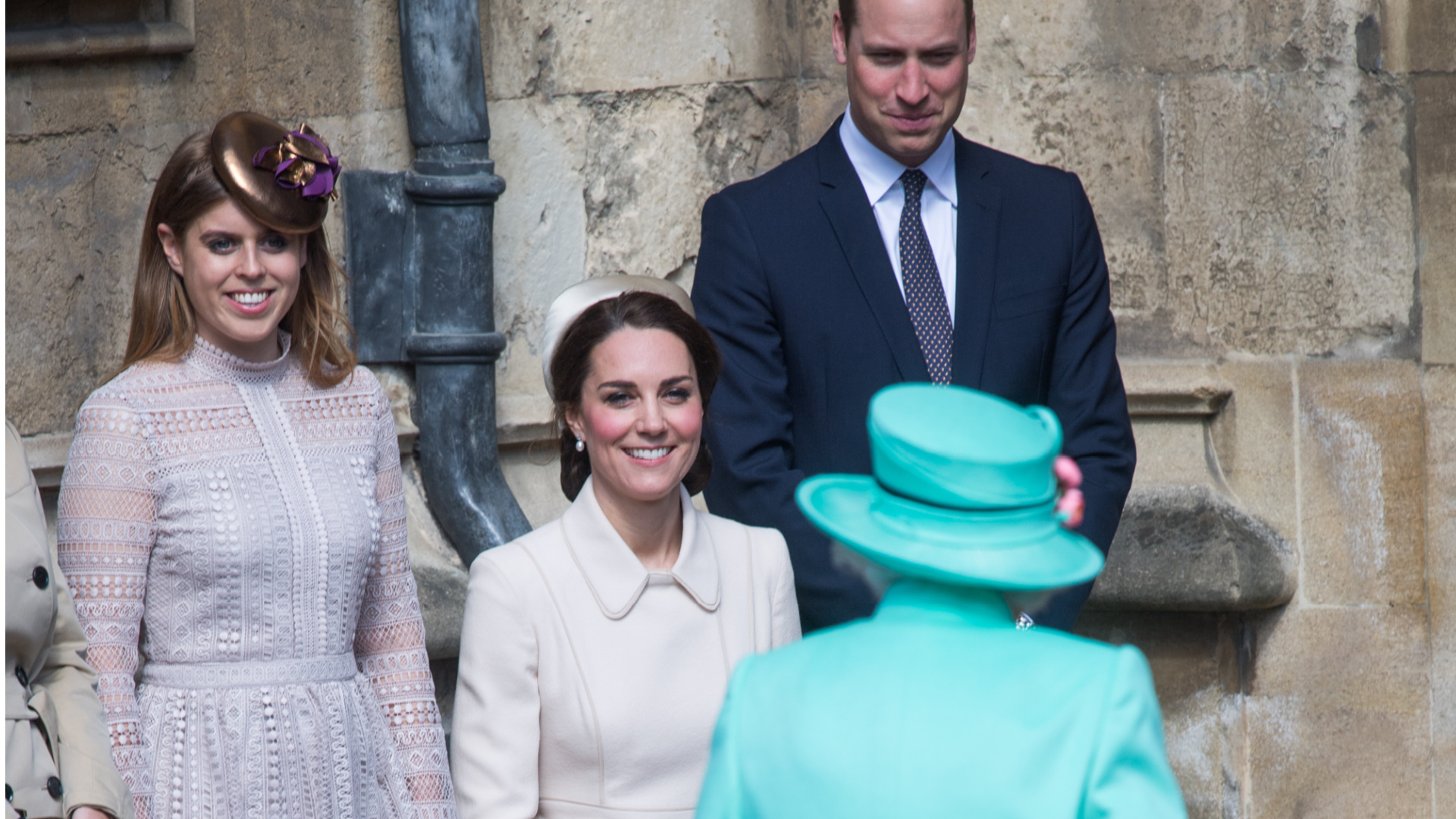 ¿Besos, abrazos o reverencias? Las reglas de los saludos reales