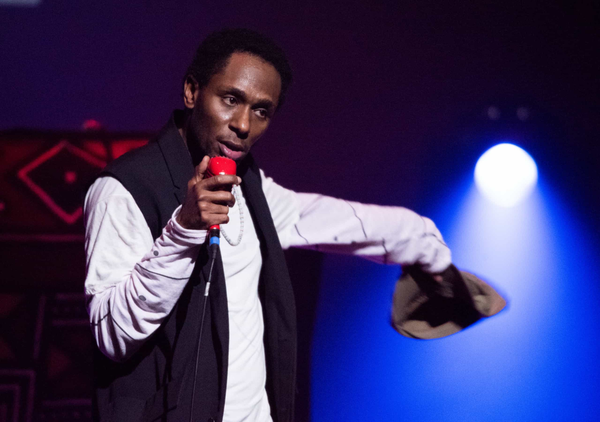 El poder de la fe: famosos que encuentran fuerza en su religión