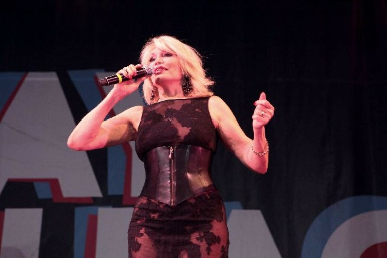 Amanda Lear stasera a "Obbligo o verità", le curiosità sull'artista: l ...