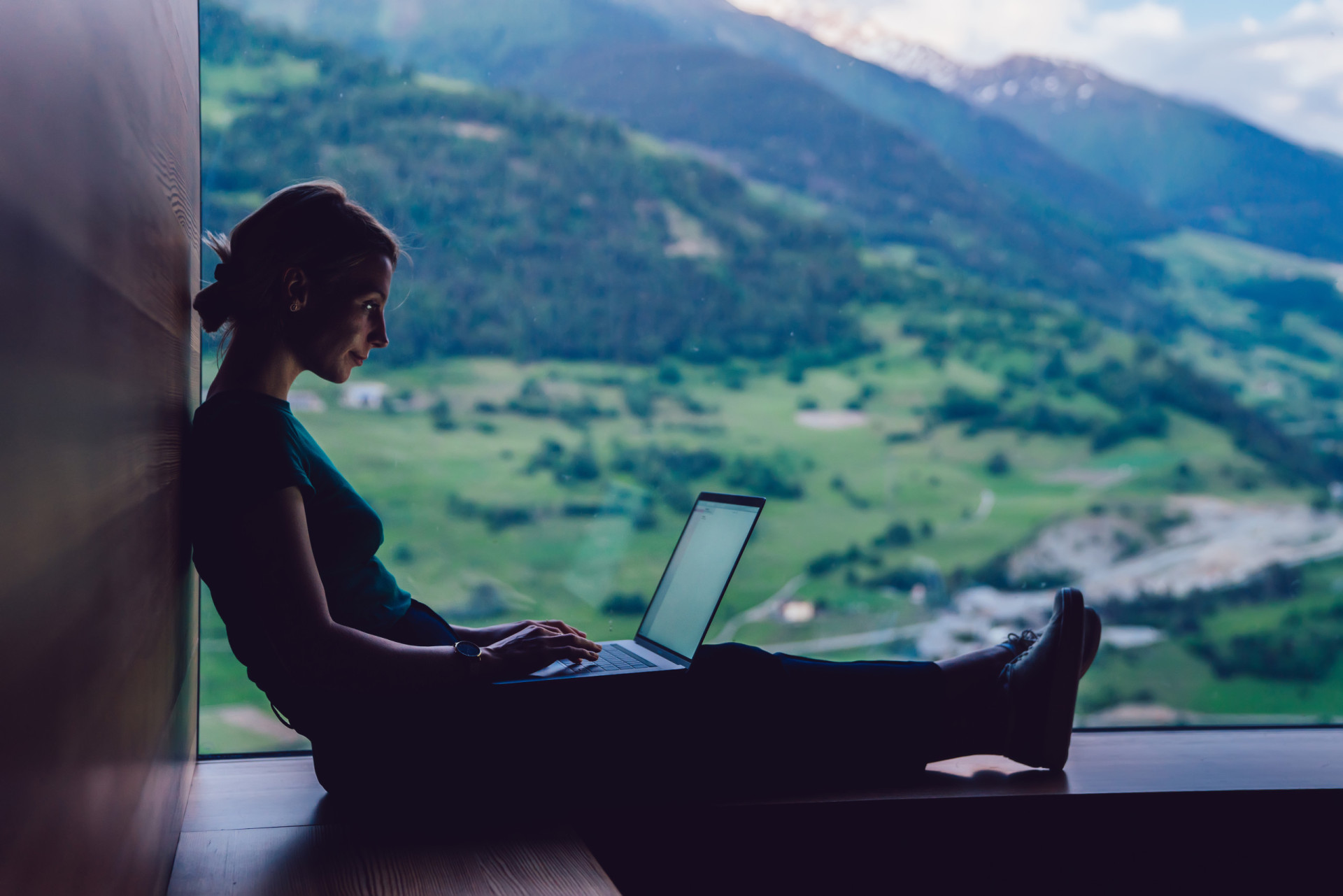The digital nomad invasion: helpful or harmful?