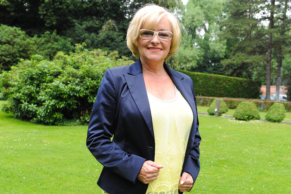 Corry Konings laat deur op een kiertje