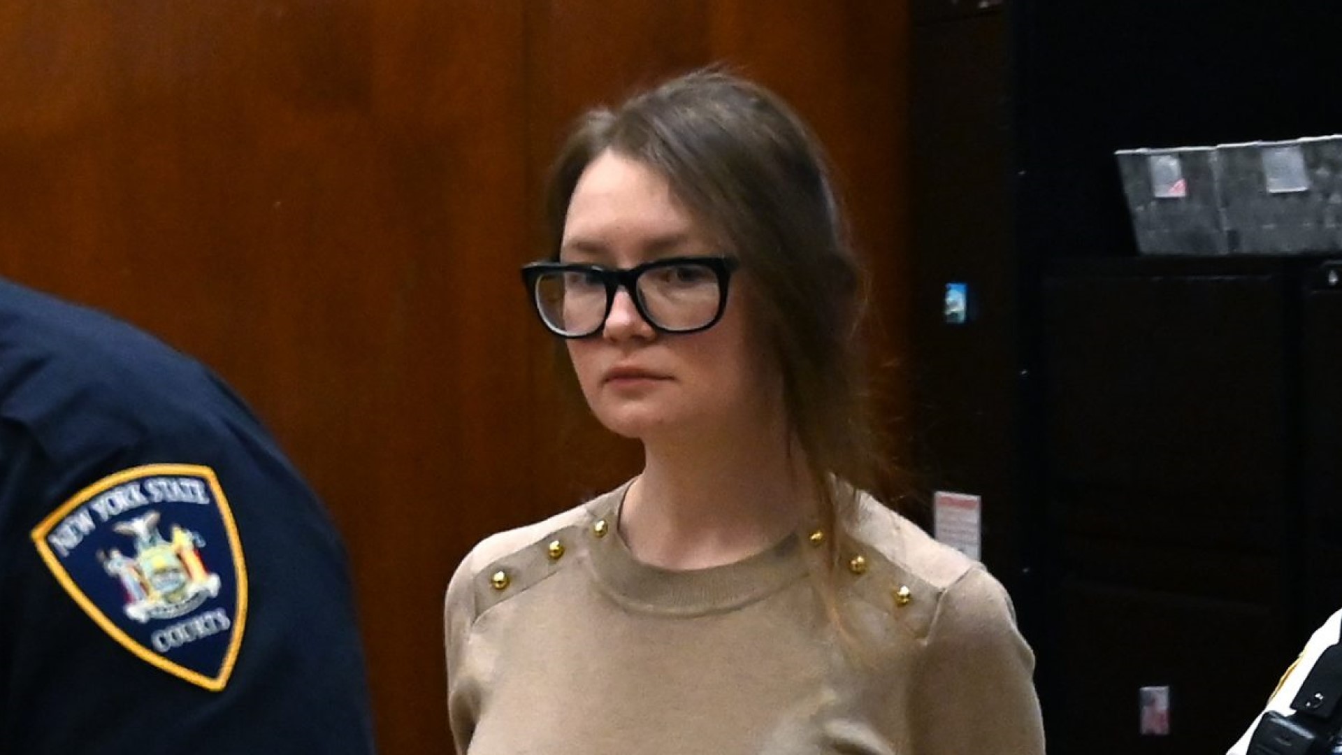 Con artist Anna Delvey hosts fashion show while under house arrest