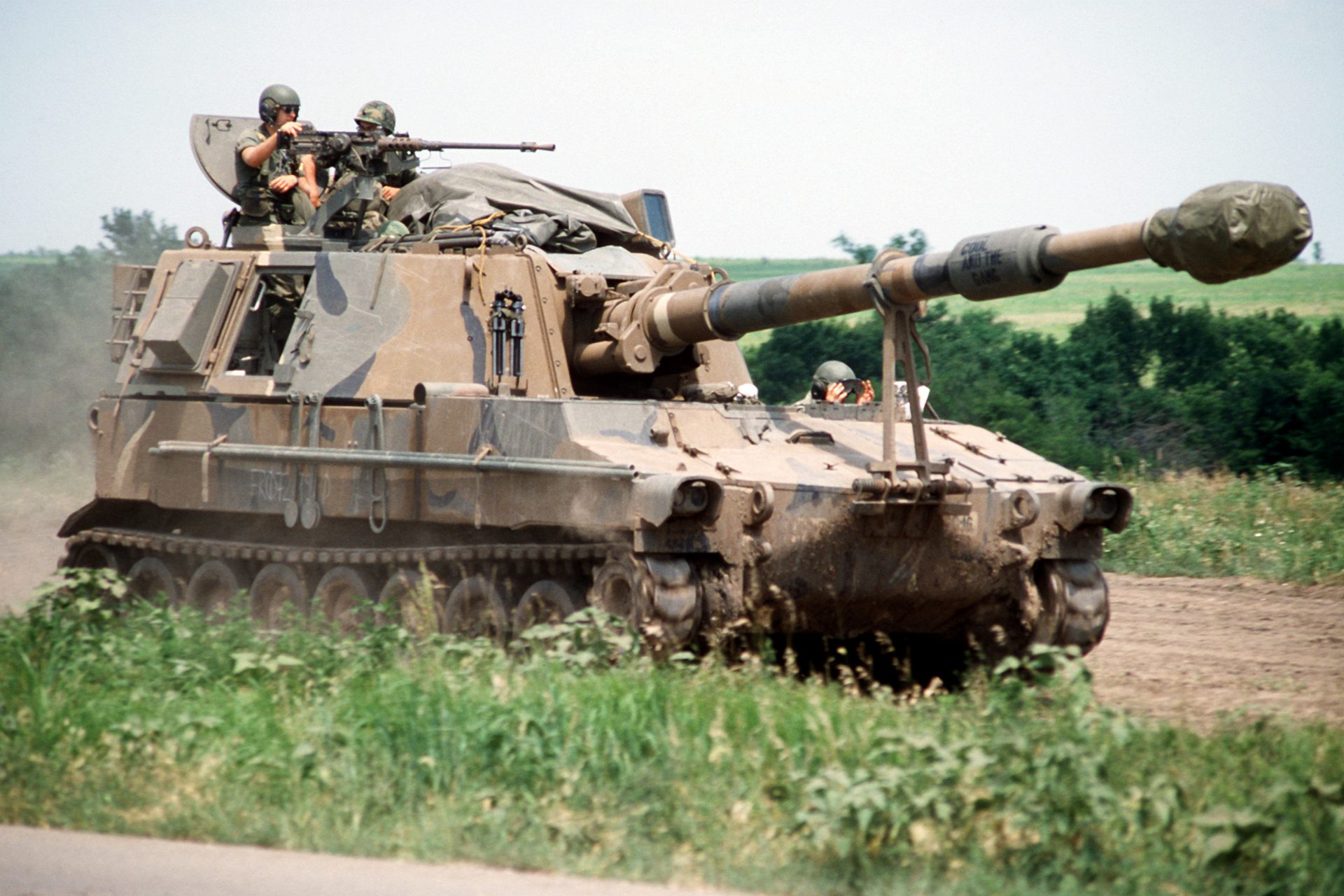 The M109A6 Paladin is a powerful US artillery gun helping Ukraine ...