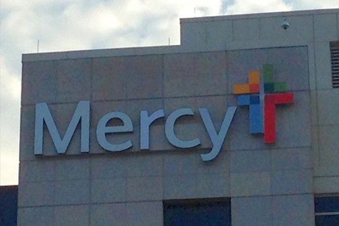 Man threatens to kill cop, harm staff at Mercy Hospital: Police