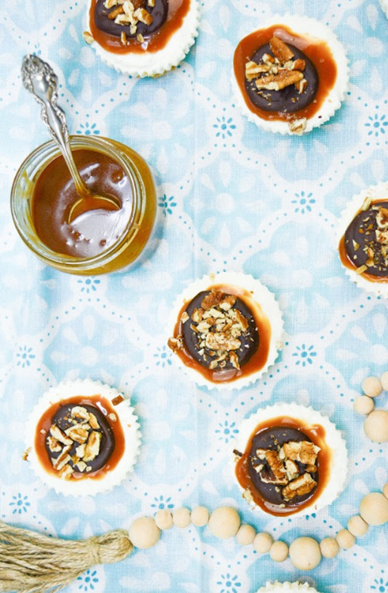 Easy Mini No Bake Turtle Cheesecake