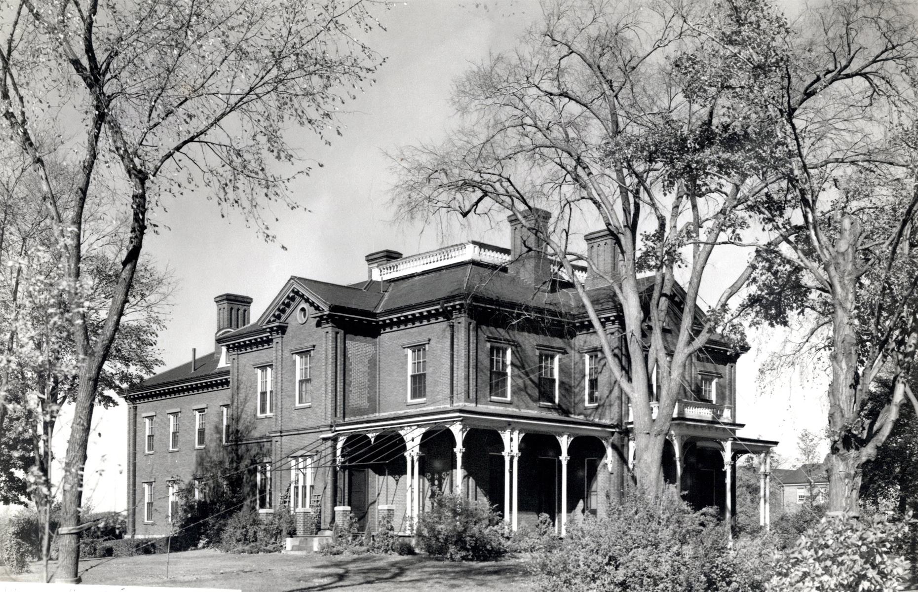 Fascinating vintage photos of homes from the past 150 years