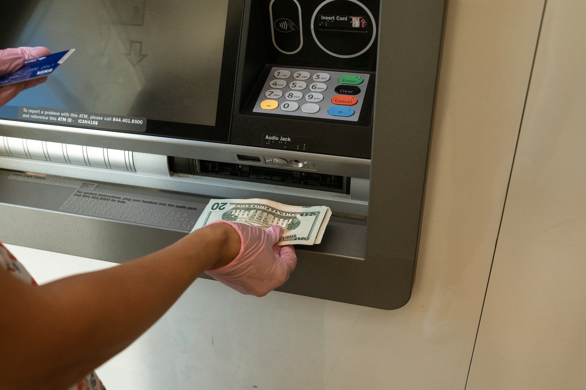 The safest ways to withdraw money from an ATM