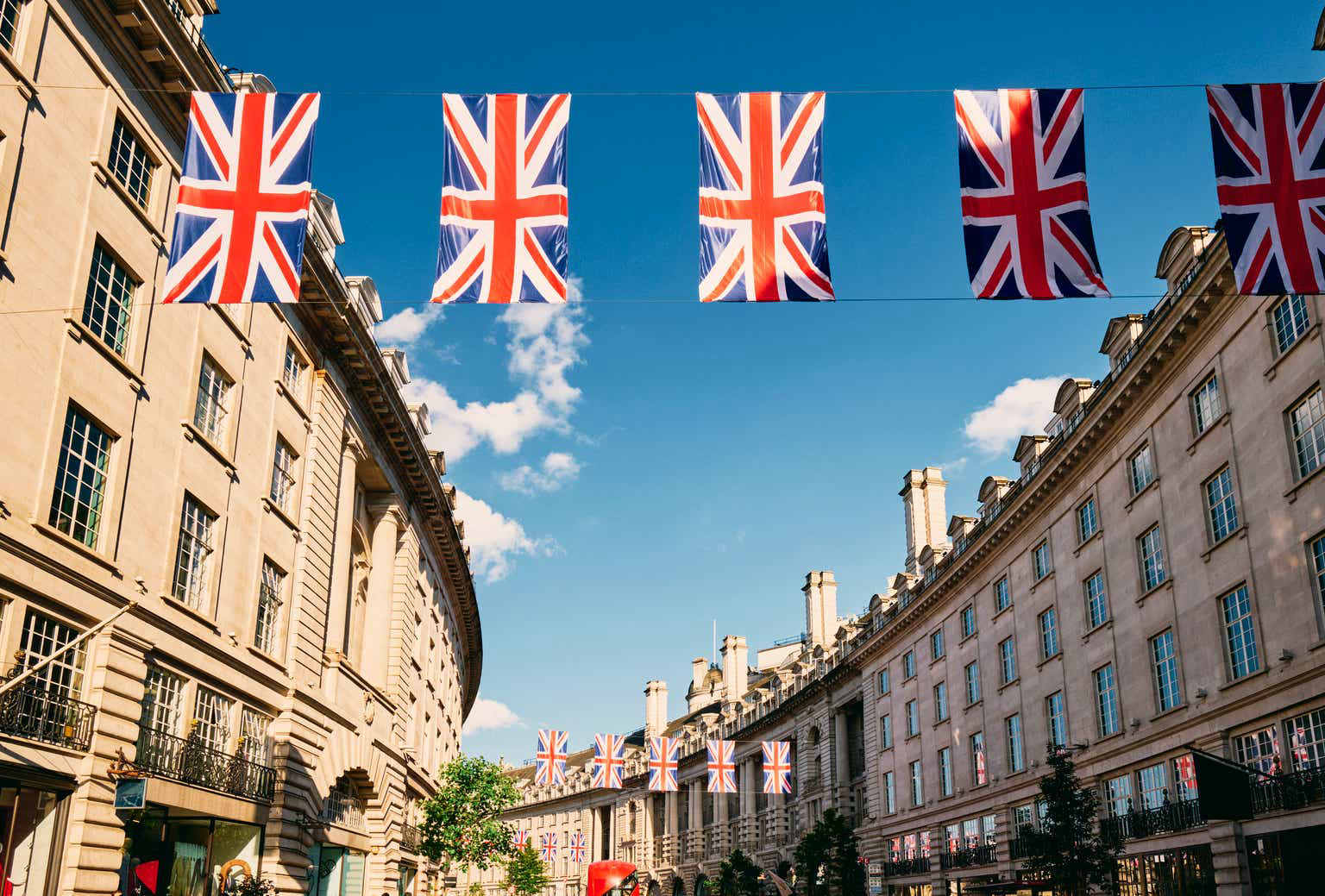 UK retail sales rise 5% Y/Y in April UK retail sales rise 5% Y/Y in April