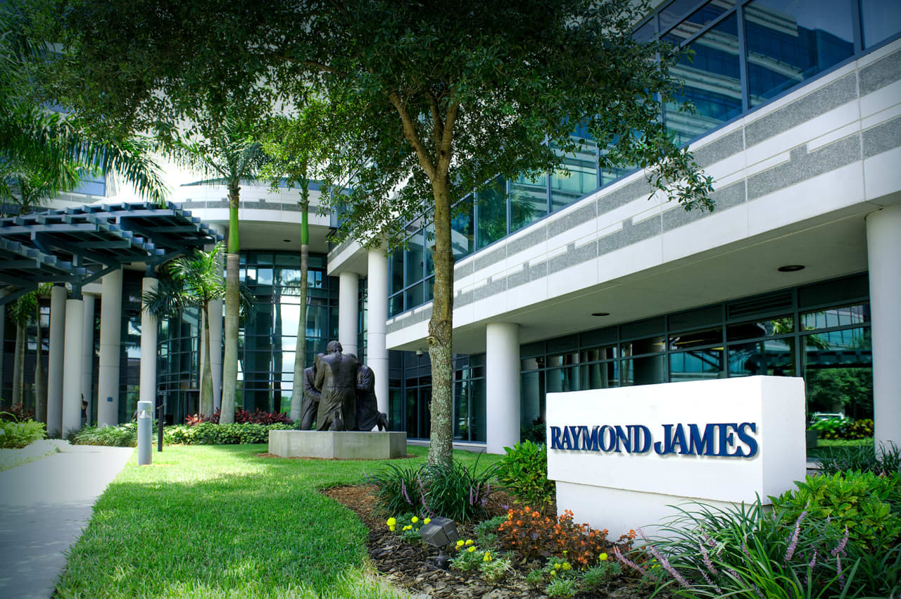 Raymond James Recruits Ex-Commonwealth Advisors Who Managed $1.7 Billion