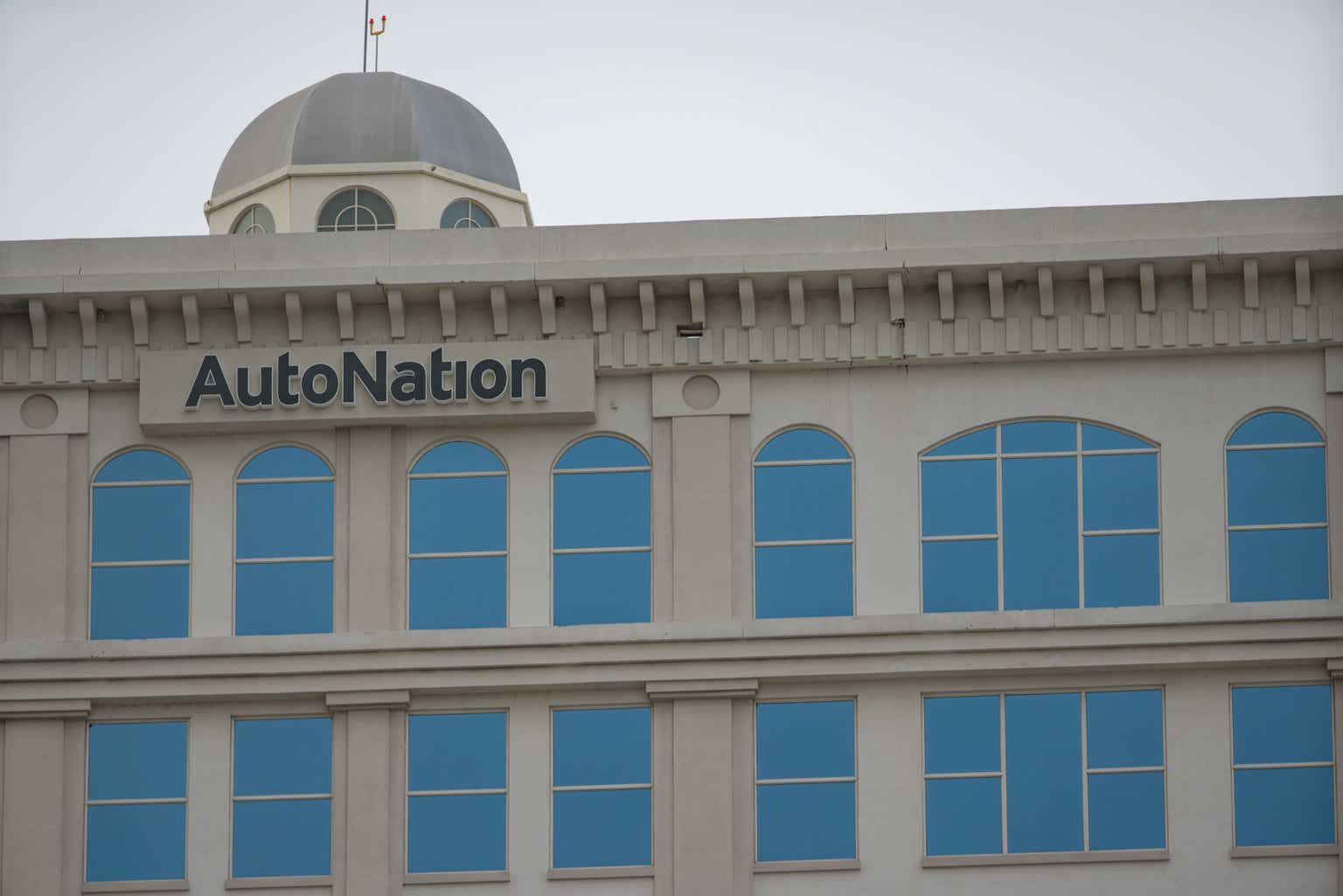Edward Lampert trims his stake in AutoNation again