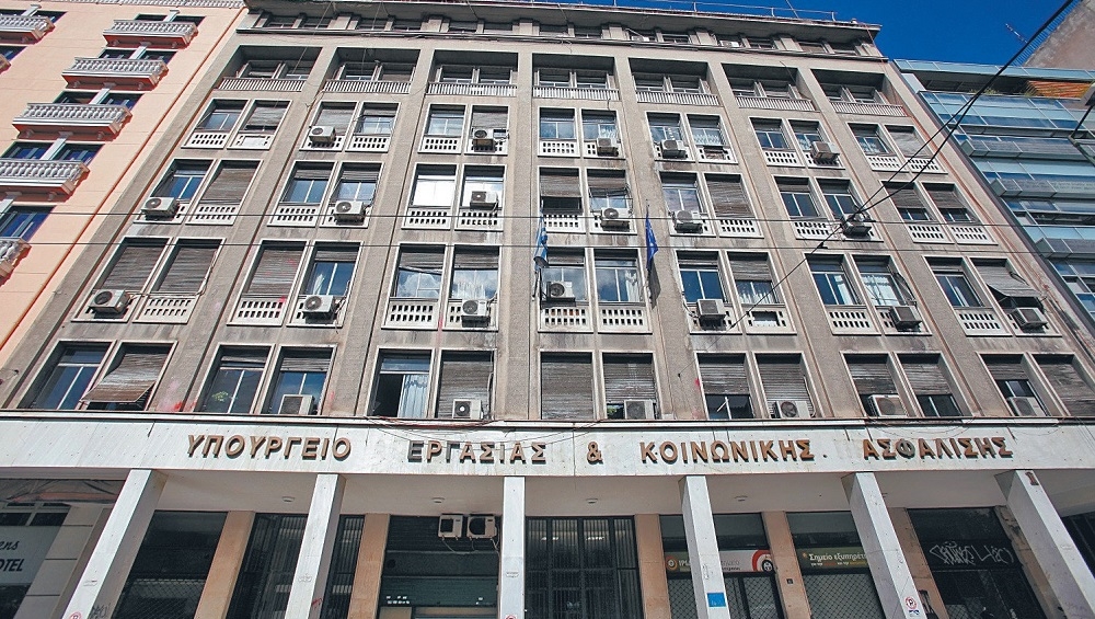 Υπουργείο Εργασίας: Τέσσερα fake news και τέσσερις αλήθειες για το νέο ν/σ