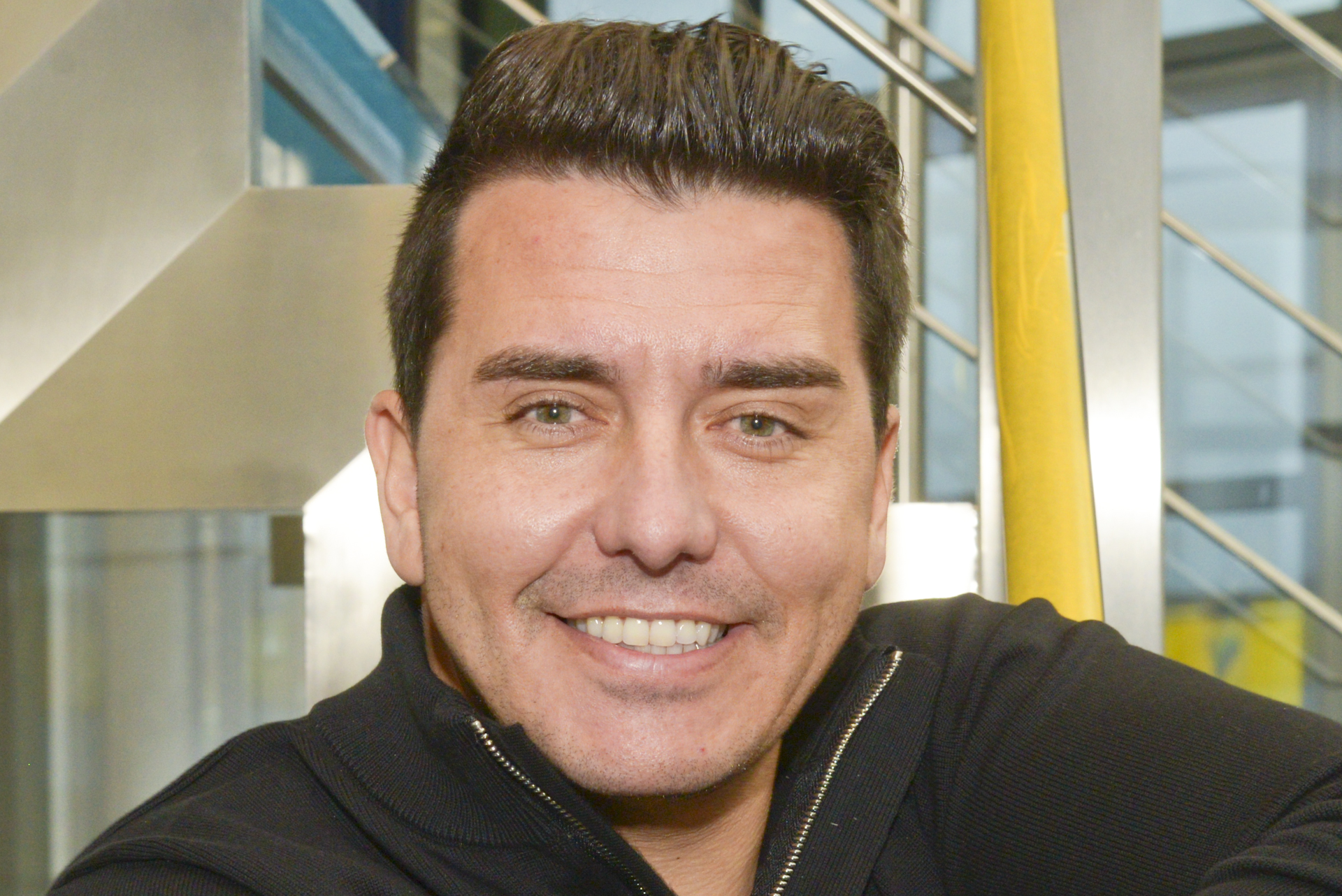 Jan Smit springt gat in de lucht