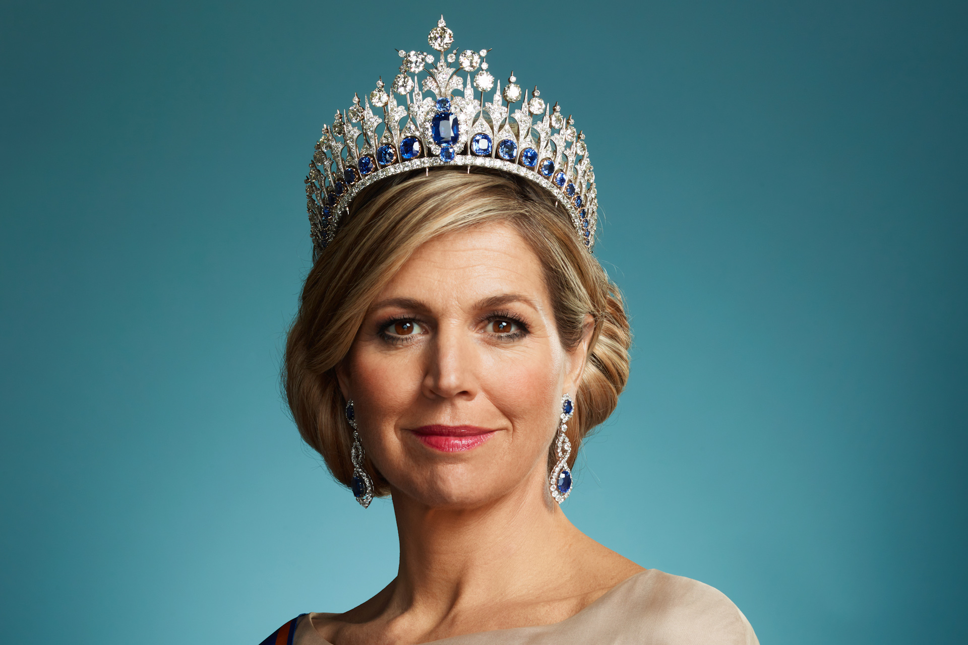 "Máxima zat helemaal alleen aan een tafeltje"