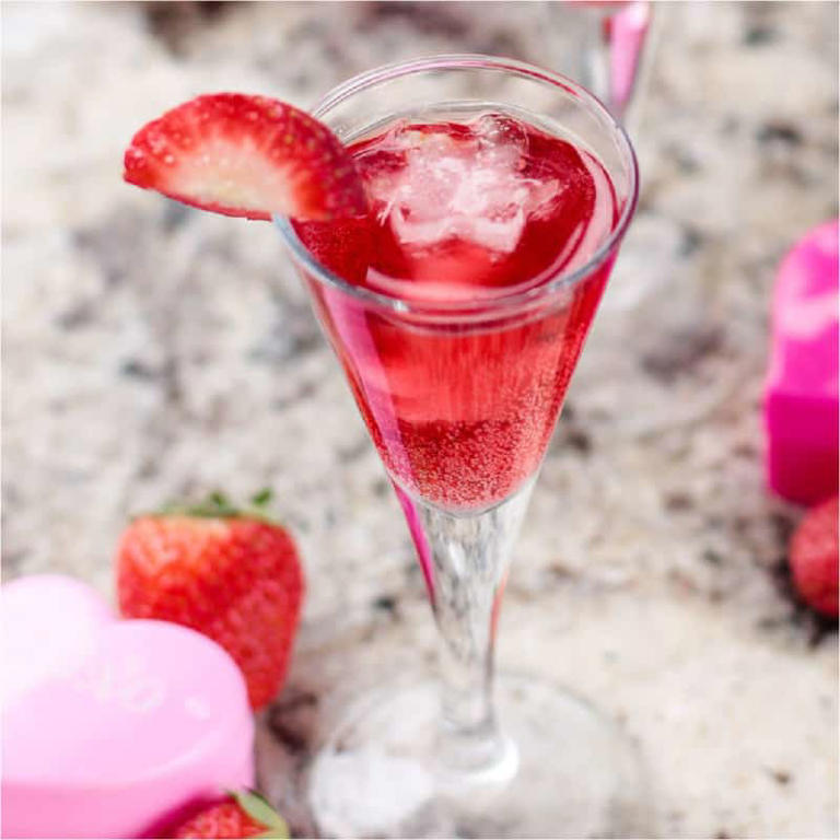 25+ Easy Valentine's Day Cocktails + Toasts