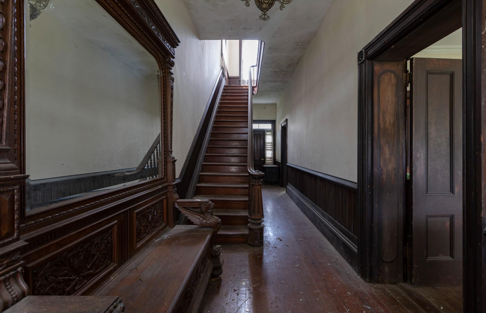 Take a look inside the abandoned Georgia mansion with a tragic nautical ...