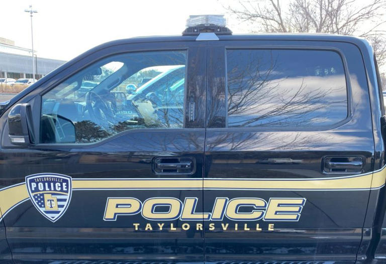 Two injured after driver runs red light, causes T-bone crash in ...