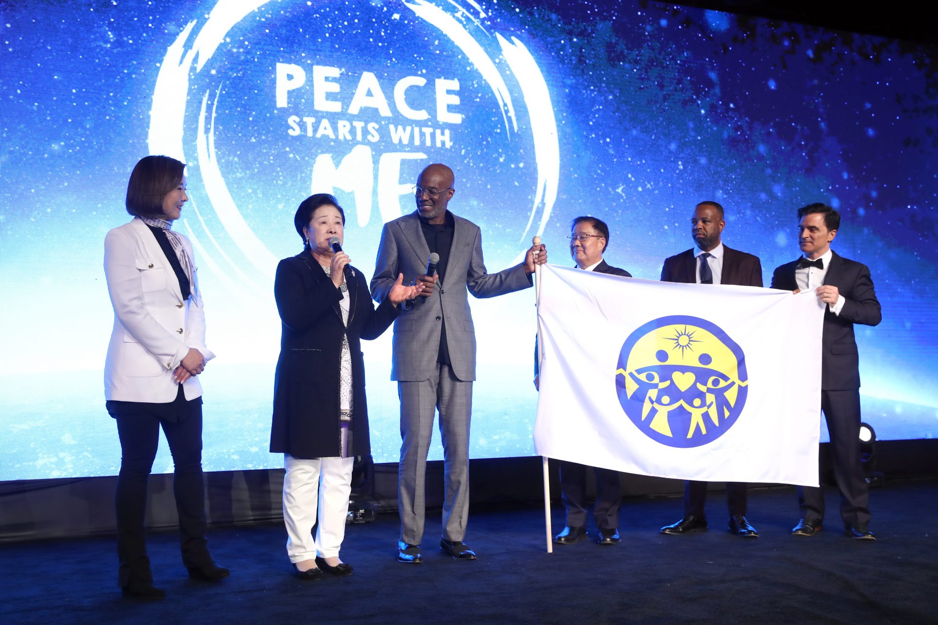 Voici comment une secte religieuse a conquis l'Amérique avec des sushis