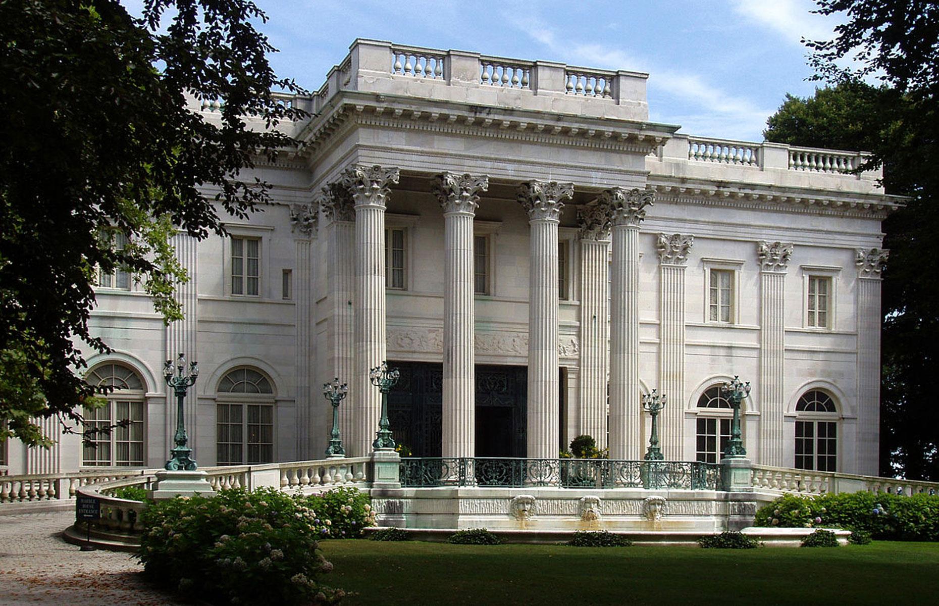 The world's richest dynasties own these lavish mansions