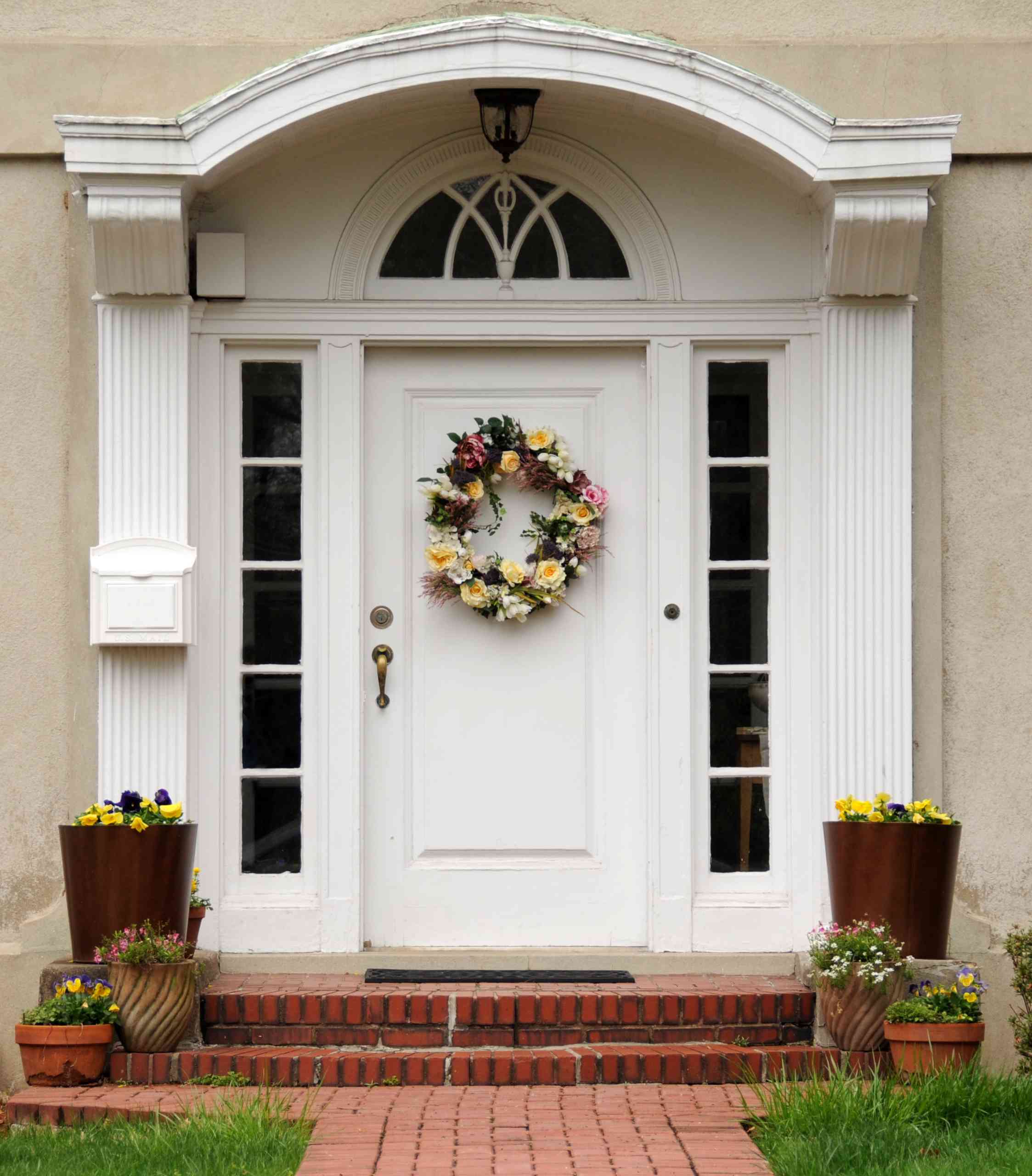 How to Pick a Front Door Color With Feng Shui