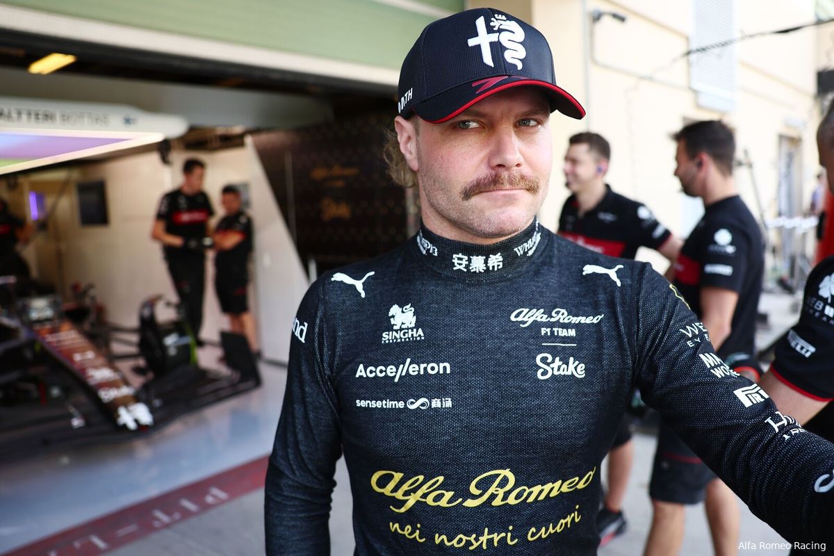 Ondertussen in F1 | Meme-koning Bottas flirt op het strand met de camera