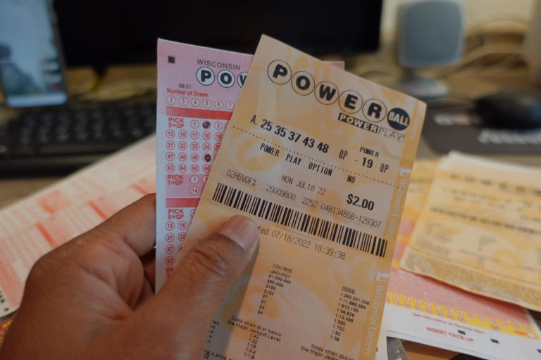 $1.7B jackpot at stake in Wednesday Powerball drawing