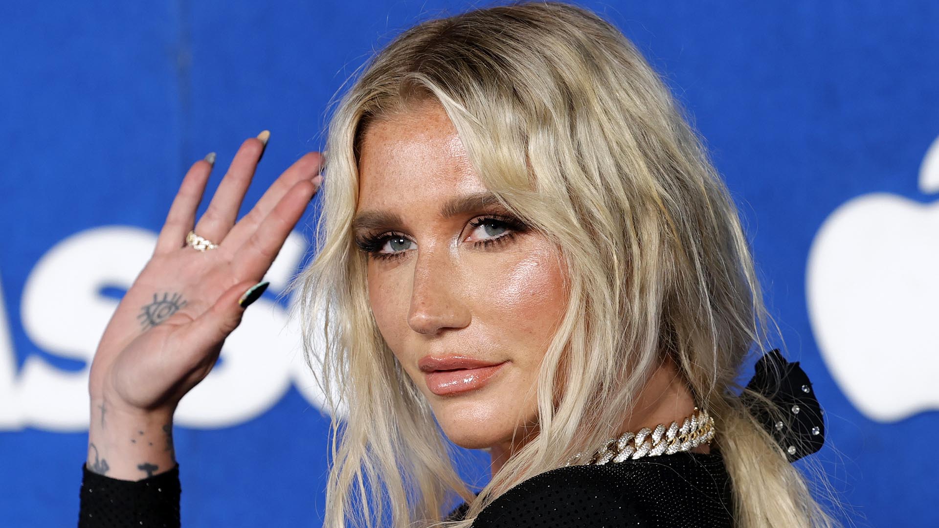 Celebrities with unusual physical features