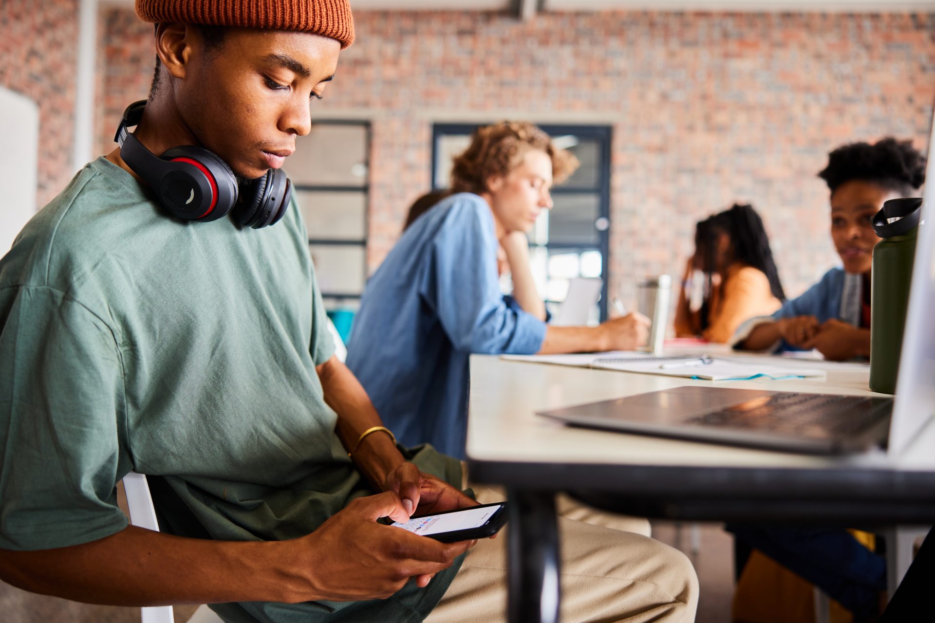 Mobieltje verboden in de klas: de strijd tegen het 'brokkelbrein' bij kinderen