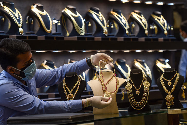 gold-futures-decline-rs-673-to-rs-95-280-10-g