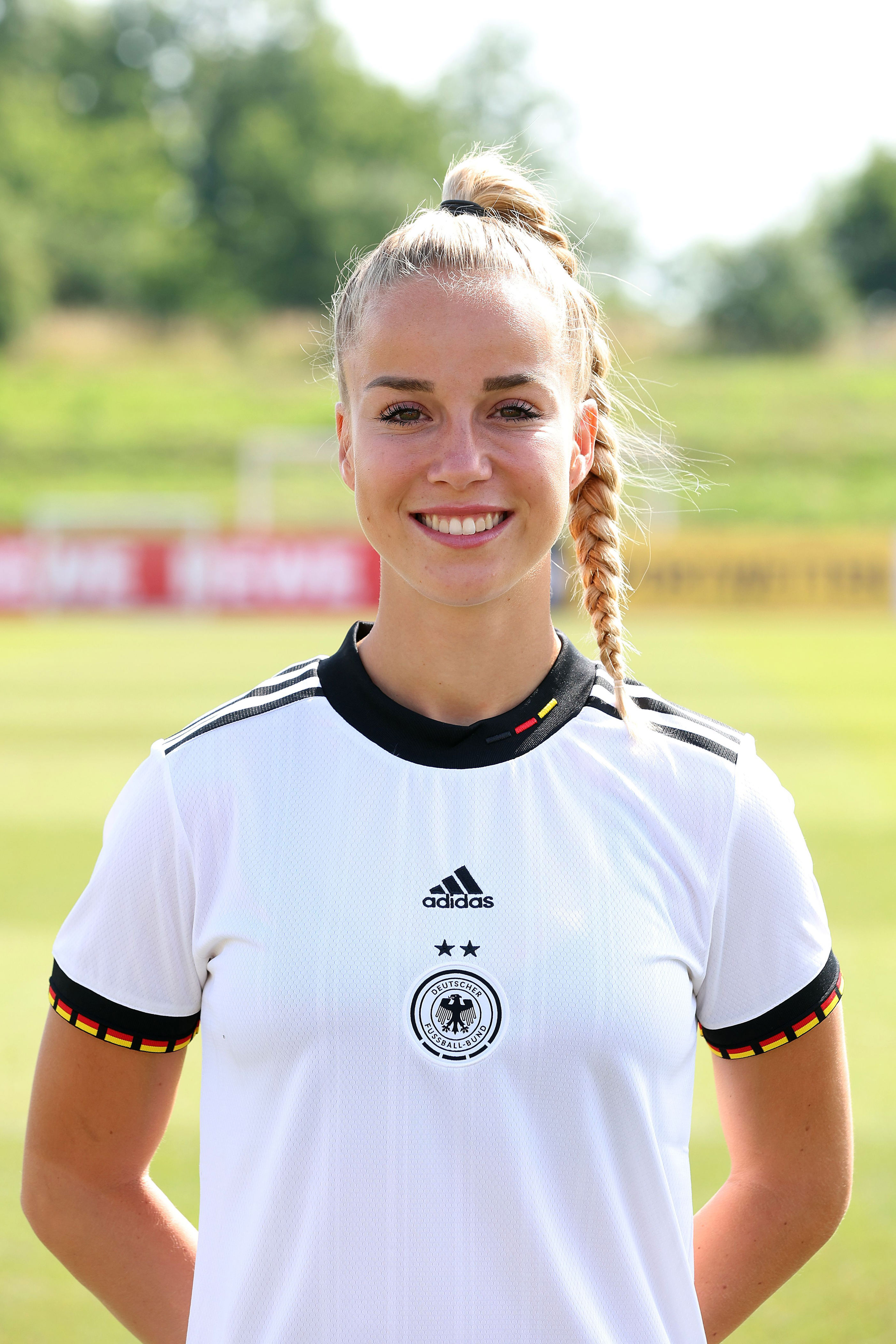 German soccer star Giulia Gwinn in images