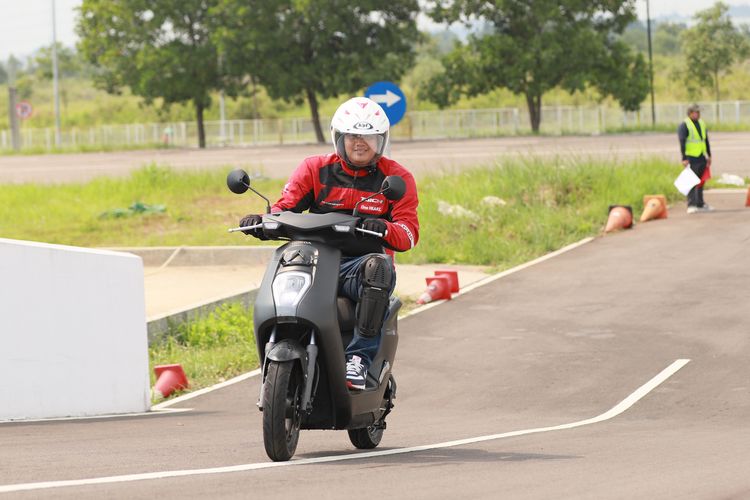 Alasan Kenapa Motor Listrik Butuh Cara Berkendara Berbeda